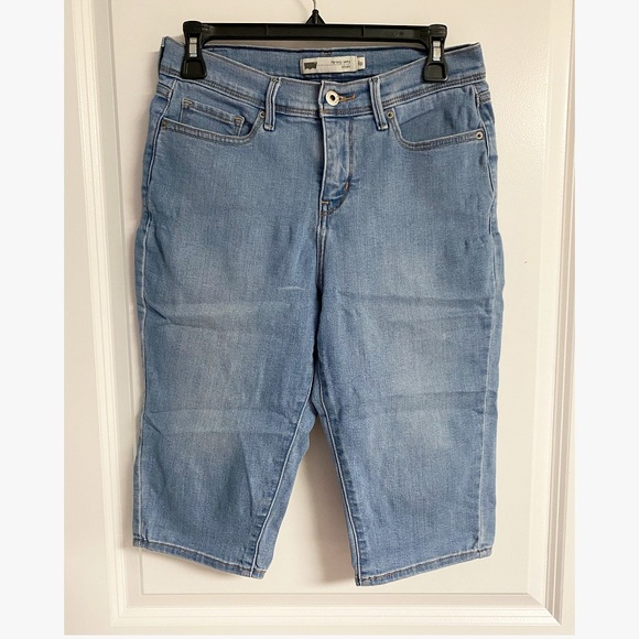 Levi's | Pants & Jumpsuits | Levis Jean Capri | Poshmark
